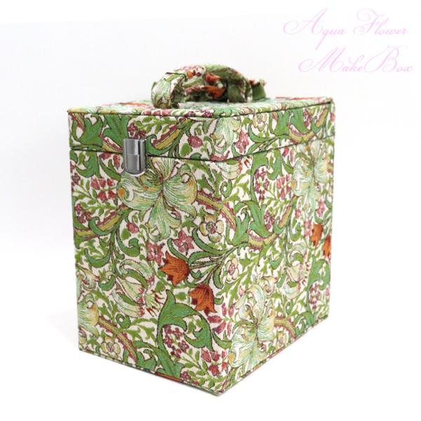 ゴブラン織りの薔薇がエレガントなメイクボックス。寝室まわりからリビングのアクセントにピッタリのエレガントなアイテムです。化粧水のボトルも入る収納力に、ホルダー6本分とサイドポケット付き。付属の大きめミラーは立て掛け式で角度調整も可能。＜サイ...