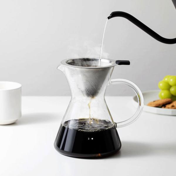コーヒー本来の味と香りをダイレクトに。ステンレスフィルターは、コーヒー本来の濃厚な味わいが楽しめます。中挽き〜粗挽きにするとざらつきも気にならず、香りも豊かでおすすめです。コーヒー2杯、3杯の目安がわかる目盛り付きで便利な仕様。本体から大き...