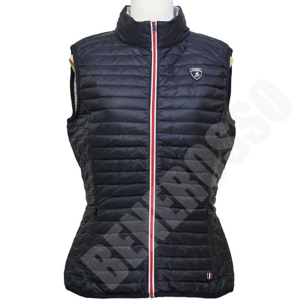 ランボルギーニ社が自らプロデュースし、販売を手掛けるランボルギーニ社純正商品。全体に薄くグースダウンやフェザーが詰められた軽量ダウンベスト。左胸に控えめな大きさのシールドワッペンがレイアウト。ファスナーの中心のラインにはレッドとホワイトのラ...