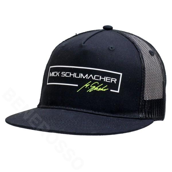 ミック・シューマッハのロゴキャップ。【フラットブリム タイプ】正面には四角で囲ったネームとサインがデザイン。サイドから後頭部にかけては網目が粗いメッシュ生地になっている。後頭部にはミック・シューマッハのラバーワッペンを貼り付け。カラー：ブラ...