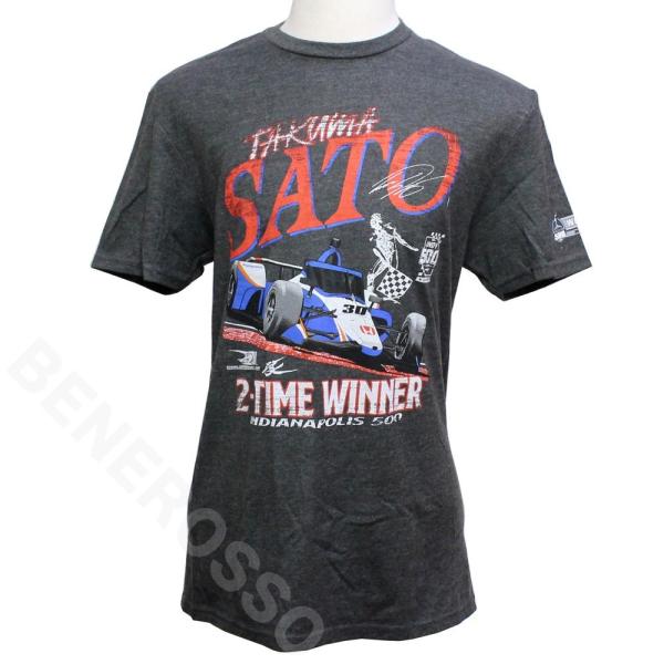 佐藤琢磨 2020年 インディ500優勝記念アイテム。現地アメリカで販売されているTシャツ。正面にTAKUMA SATOのネームやマシンが大きくプリントされたデザイン。その他、インディ500やチームのマーク、インディ500グッズでお馴染みの...