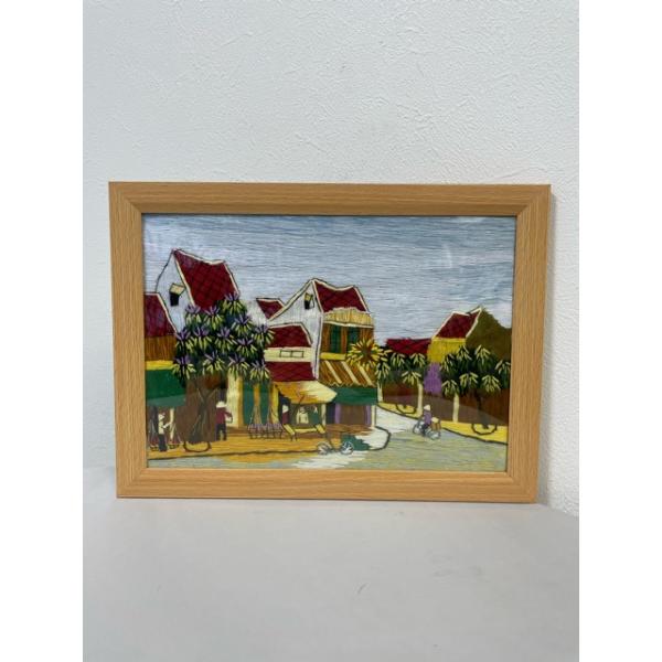 ベトナムの伝統工芸品、刺繍絵。全て手刺繍で、一針一針丹精に縫いこまれた細やかな色使いが見事です。どこにでも飾りやすいサイズなので、プレゼントにも。額付きです。【サイズ】縦：約17.5cm横：約25cm額：約20.5cm×約28cm【注意事項...