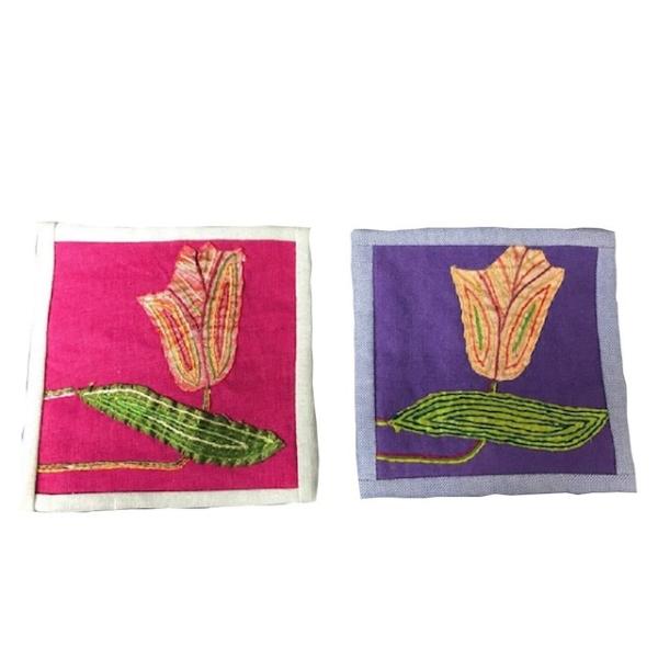 【サイズ】縦：約10cm横：約10cm【商品説明】チューリップの刺繍が施されたハンドメイドのコースターです。コースターとしてはもちろん、インテリアとしても。２枚セットです。【注意事項】※掲載している写真は、ご使用のコンピュータの環境や撮影の...