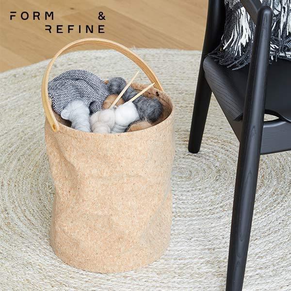 さりげないオシャレを演出するコルクバスケットサイズ: φ26×H32素材：ポルトガルコルク（合板）、オーク材（合板）、真鍮厚み：本体部分0.2cm・上下リム部分0.6cmmade in PortugalDesign by Hallgeir ...