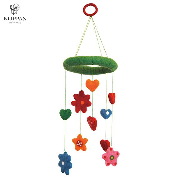手づくりのあたたかみ溢れる、もこもこフェルトモビールサイズ：Φ14×L42cm重量：約50g素材：本体 / 毛100%、糸 / ポリエステル100%made in NepalKLIPPAN クリッパン ハート＆フラワー モビール / 734...