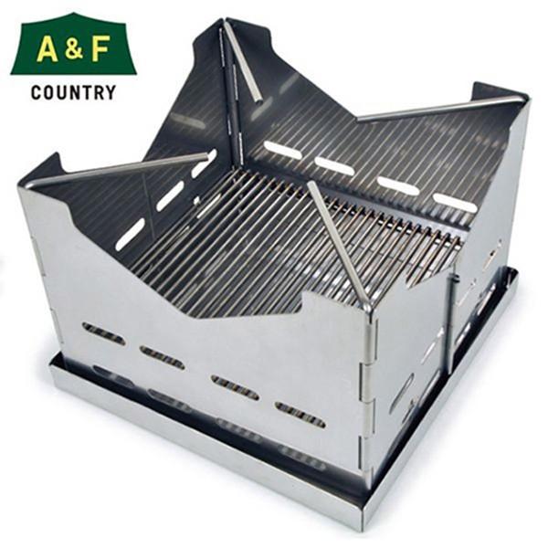 コンパクトに折りたため持ち運べるファイヤースタンドサイズ：　使用時：28.5×29.5×22cm　収納時：31×31×3cm重量：約4.9g素材：18-8ステンレススチールセット内容：本体、ベースプレート、火床グリルMade in Japa...