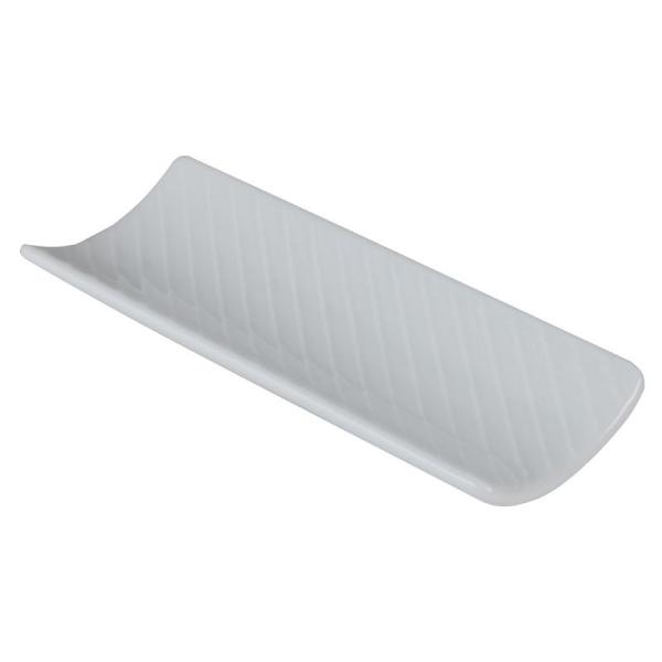 【商品名】　白山陶器 おしぼり 白磁 (約)15×6cm レリーフ 波佐見焼 日本製 【商品説明】　・?T?C?Y:15x6cm・?f??E???:????・???Y??:???{ 【サイズ】　高さ : 5.00 cm　横幅 : 17.70...