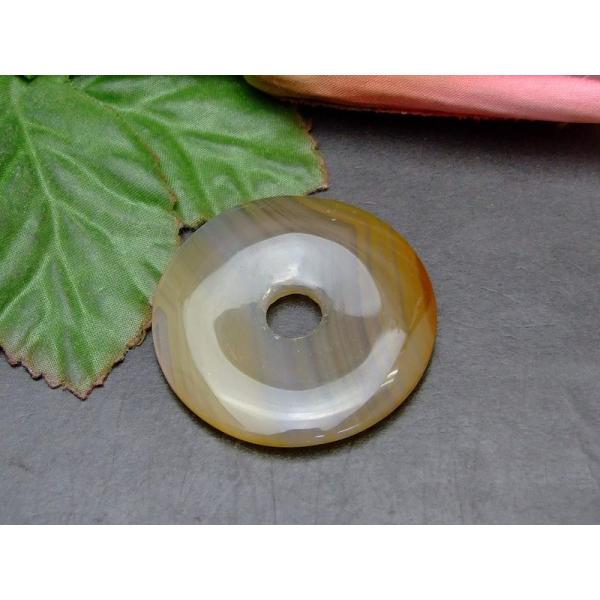 【商品名】　57710 カーネリアン 40mm ペンダントトップ 1個売り 天然石 パワーストーン 【商品説明】　・約：重さ12.5g　玉径40mm　厚さ5mm・±1.0mm　1個売り 【サイズ】　高さ : 　横幅 : 　奥行 : 　重量 ...