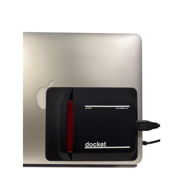 【商品名】　Docket 外付けハードドライブホルダー ノートパソコン用 - ケーブル穴付きクローズポケットデザイン 安全収納 - 多目的コンピューター 【商品説明】　・クリエイティブのためにクリエイティブ - docketの使命は、クリエ...