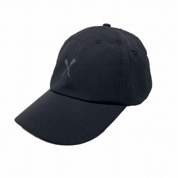 アメリカ直営店から直接買い付けた、日本未入荷の新品・タグ付きアイテムです。軽量で通気性・速乾性に優れたポリエステル素材を使用し、暑い季節やアクティブなシーンにもぴったり。カラーは使いやすいブラック。フロントには、暗闇で光を反射するリフレクテ...