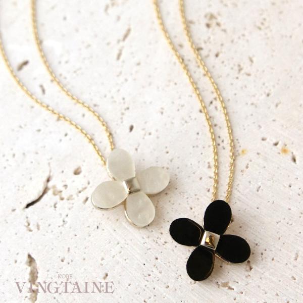 独特な艶めきが印象的なネックレス。端正なフラワーモチーフが上品さや清楚さといった上質な雰囲気を纏っている逸品。愛らしいホワイトと洗練されたブラックの合わせやすいカラー展開も嬉しいポイント。カラーによって雰囲気が変わるので、気分や服装に合わせ...