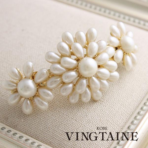 『可憐な女性を印象つけるパール調フラワーバレッタ』女性を明るく、魅力的に見せてくれるパール調のバレッタ。上品で優しげな雰囲気をかもし出し、狙い通りの華やぎレディを演出してくれる逸品です。ワンピースなどの女性らしいスタイルにもはまるし、お洋服...