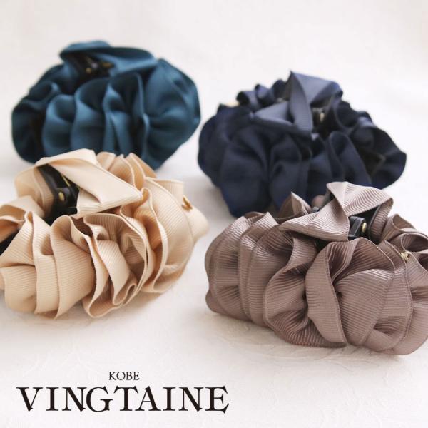 たっぷりのフリルで女性らしく仕上げたバンスクリップは、クリップ部分が見えづらいよう、同系色のリボンでカバーしてあるのがポイント☆ころんとした形が可愛らしく、上品な印象を与えるフリルでヘアスタイルのワンポイントに。サイズ▼全長：縦約5cm×横...