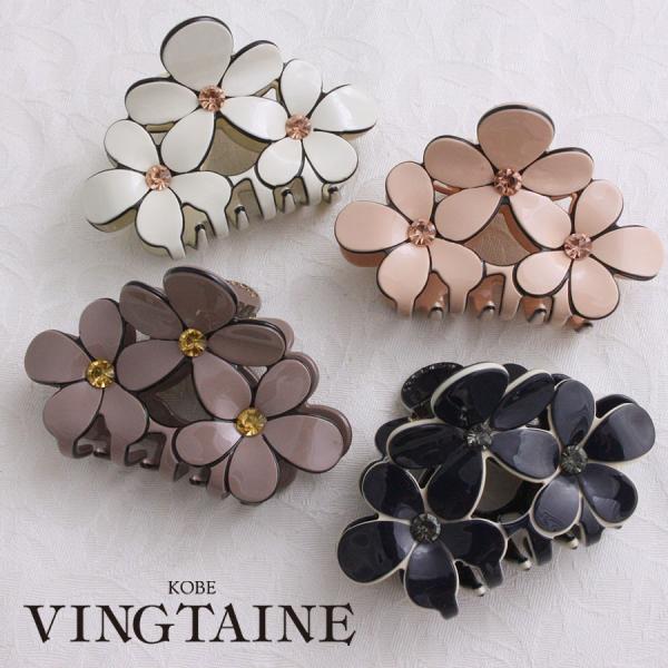 美しいツヤとラインストーンが華やかなヘアスタイルを演出してくれるバンスクリップ。クリップ部分にもラインストーンを施して、どこから見ても可愛らしいデザインに仕上げました。ハーフアップやまとめ髪のゴム隠しにぴったりなサイズ感が使いやすく、デイリ...