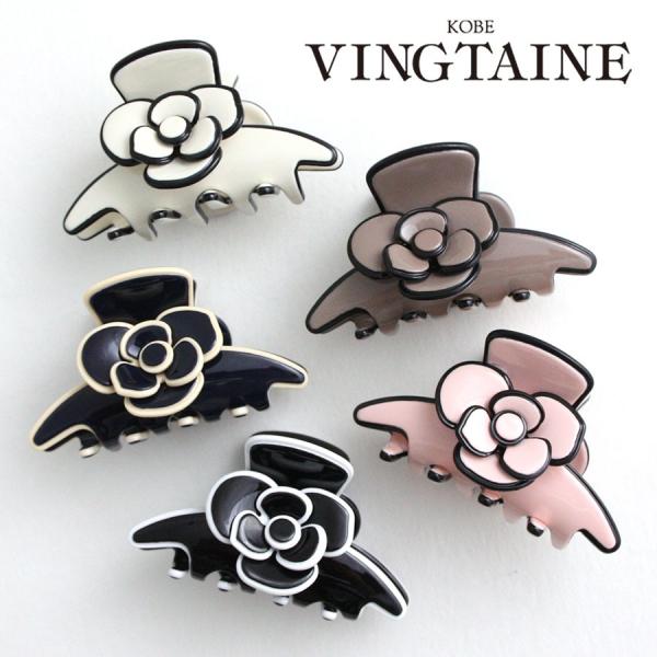 立体的なバラモチーフが愛らしいバンスクリップ。ハーフアップやまとめ髪のゴム隠しにぴったりな小ぶりなサイズ感が使いやすく、持ち運びにも便利！上品で簡単にレディ度があがるので、オフィス使いにもお勧めです。サイズ▼全長：縦約3.5cm×横約6.5...