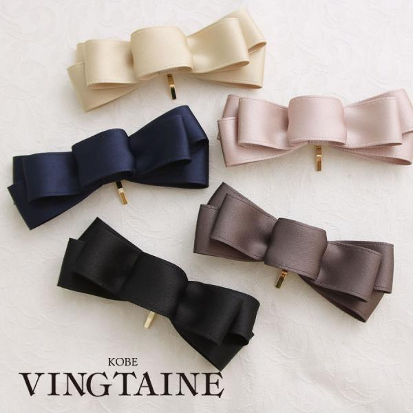 甘くなりがちなリボンモチーフは、きちんとしたシルエット、素材を選んで大人っぽく楽しみたい♪滑らかで光沢のある上質な素材感が魅力的。ボリュームのある3重のリボンが、ベーシックだけど他にはない、上品で大人可愛いヘアスタイルを演出してくれます。淡...