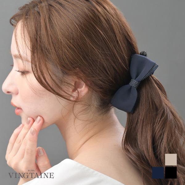 上品なグログランリボンに、繊細なスタッズをあしらったバナナクリップ。リボンのやわらかさと、スタッズのシャープな輝きが調和した甘辛デザインが魅力です。程よいボリューム感で、まとめ髪をすっきりと美しいシルエットに。さっと留めるだけで、女性らしさ...