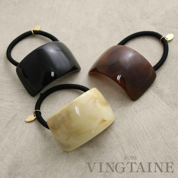 艶めき可愛いマーブル模様のプレートヘアゴム・ヘアカフ。程よく大きさもあり、まとめ髪のアクセント使いにぴったり。どんなスタイルにも使えるシンプルなブラックはオフィス使いにもお勧めです。サイズ▼モチーフ：約5cm×約3.3cmゴム：直径約5cm...