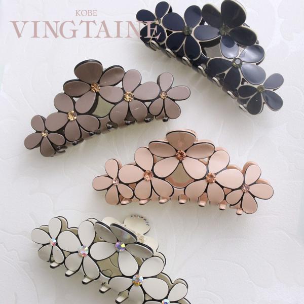 美しいツヤとラインストーンが華やかなヘアスタイルを演出してくれるバンスクリップ。クリップ部分にもラインストーンを施して、どこから見ても可愛らしいデザインに仕上げました。ハーフアップにもフルアップにも使える大きめサイズが使いやすく、デイリーは...