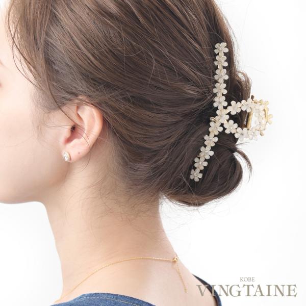 しっかりと髪をホールドしてくれる、大きめサイズのバンスクリップ。メタル素材の土台に小さな花を並べた、清楚な印象のアイテムです。偏光ラメを閉じこめた花びらがいつものスタイルをぐっと格上げ。ハーフアップやまとめ髪にONしやすいサイズ感も嬉しいポ...