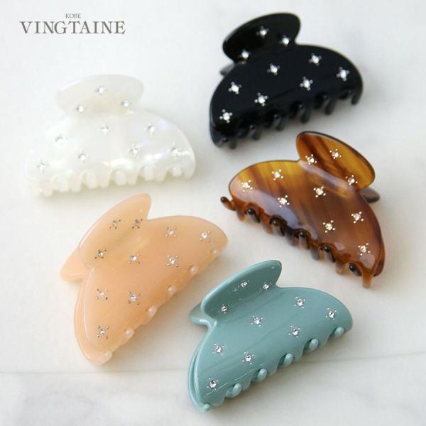 絶妙なニュアンスカラーでヘアを彩るバンスクリップ。ハーフアップや前髪を留めるのにぴったりなサイズ感だからついつい毎日愛用してしまいそう！ラインストーンがきらりと煌めき、さり気なく華やかさをプラス。デイリーからちょっとしたお呼ばれまで、多彩な...