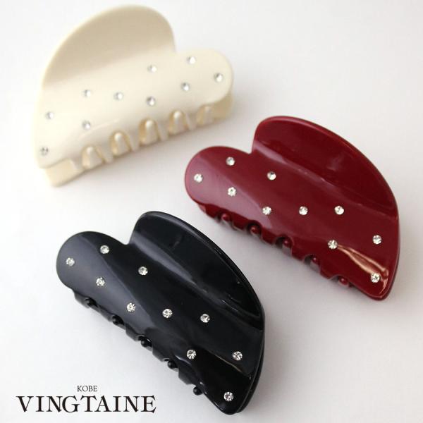 さり気ないハート型のフォルムが愛らしいバンスクリップ。表面にストーンを配置しているので、動くたびに上品な煌めきを放ちます。しっかりと留まるクリップは、ハーフアップやまとめ髪のゴム隠しにも最適。優しくナチュラルなアイボリーにアクセントになるレ...