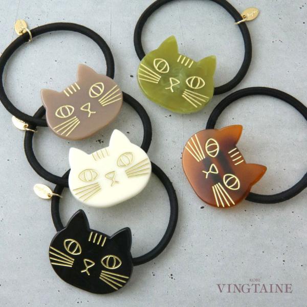 遊び心を添える、大人の猫モチーフヘアゴム・カフシンプルなまとめ髪に、愛らしい猫モチーフをプラス。ゴールドラインで描かれた表情がスタイリッシュで、可愛らしさの中にも大人の余裕を感じさせるデザインです。さっと結ぶだけでヘアアレンジが決まるゴムタ...
