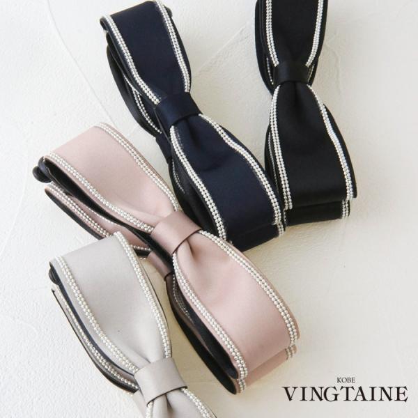 上品な光沢を放つサテン素材に、繊細なボールチェーンをあしらったバナナクリップ。シンプルながらも程よい華やかさをプラスし、いつものまとめ髪をぐっと洗練された印象へ導きます。リボンデザインは甘くなりすぎず、大人の女性にも取り入れやすい絶妙なバラ...