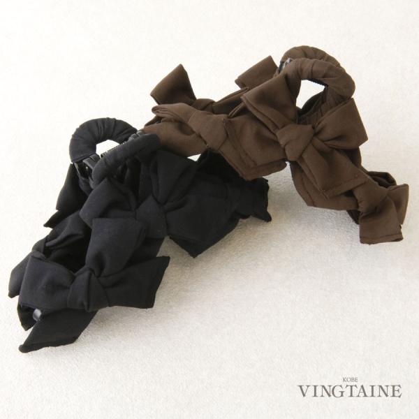 甘さを抑えた、大人のためのリボンデザイン。立体的なリボンを3つあしらった、存在感のあるバンスクリップです。縦に並んだリボンが後ろ姿に華やぎを添えつつ、落ち着いたカラー展開で上品な印象に。可愛らしさだけでなく、きちんと感も演出できる絶妙なバラ...