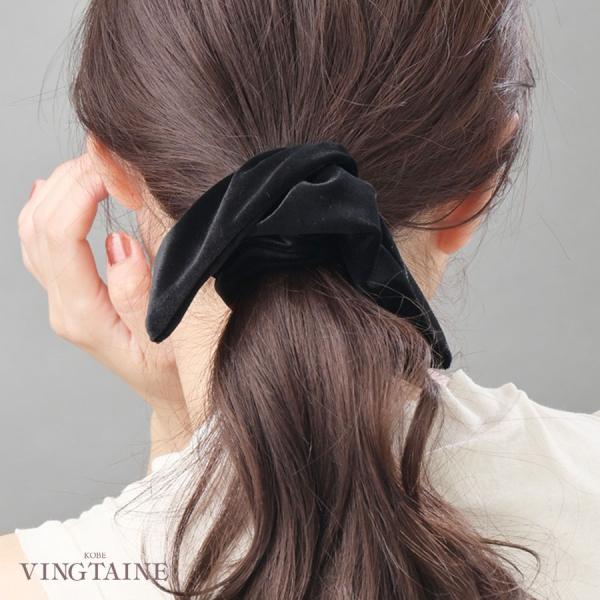 冬の装いに映える、上品なベロアシュシュ艶やかなベロア素材を使った、スクエアシルエットのシュシュ。普段使いしやすいサイズながらも、立体的なフォルムで存在感を放ちます。やわらかく光を反射するベロア生地が、髪をふんわり包み込み、上品でクラシカルな...