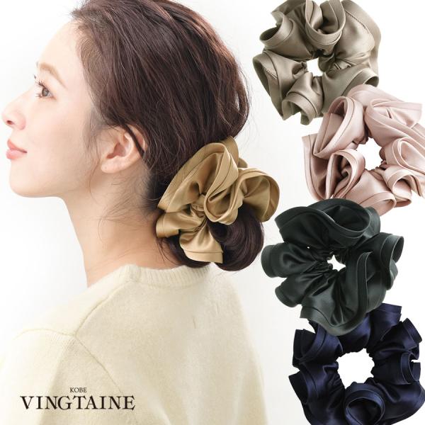 シックな色合いで、艶感が綺麗なシュシュ。定番のシュシュも女性らしい光沢のあるサテン生地で、ぐっとエレガントな印象に。優しく髪を包んでくれます。ギャザーが施されているから、ふんわりとたっぷりなボリュームが楽しめます♪※厚みの関係上、梱包の際は...