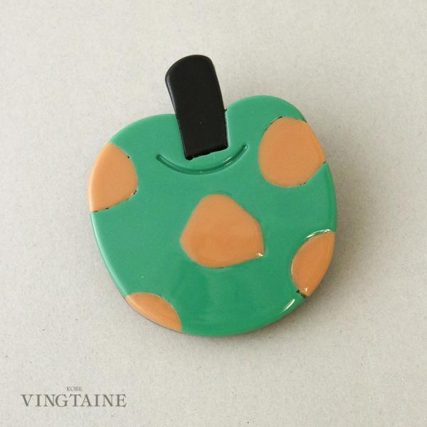思わず目を引く、ポップなりんごモチーフのブローチ。鮮やかなグリーンに、やわらかなニュアンスカラーを効かせたデザインが、装いにさりげない個性をプラスします。シンプルなニットやジャケット、コートの胸元に添えるだけで、いつものコーディネートがぐっ...
