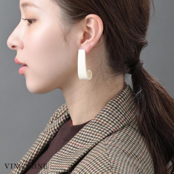 ミニマルなのに、目を惹く存在感。大胆なカーブラインが印象的な、大ぶりデザインピアスです。なめらかなアイボリーカラーと立体的なフォルムが、顔まわりに洗練されたニュアンスをプラス。シンプルで無駄のないデザインだからこそ、モード感と上品さが際立ち...