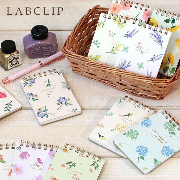 お花たちをモチーフにしたリング式のメモ。手のひらに収まるくらいの使い勝手の良いサイズです。サイズ▼W74 × H106mm厚さ：約8mm中紙：6mmドットグリッド、120ページ素材▼紙