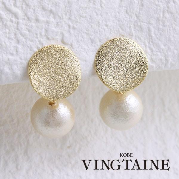 ◆ピアス・イヤリングよりお選びいただけます◆チラチラとさり気なく揺れるコットンパールに波打つプレートを添えたピアス・イヤリング。光が反射してキラキラと煌き、存在感をアピールします。程よい大きさでデイリーユースにぴったり！コットンパールがクラ...