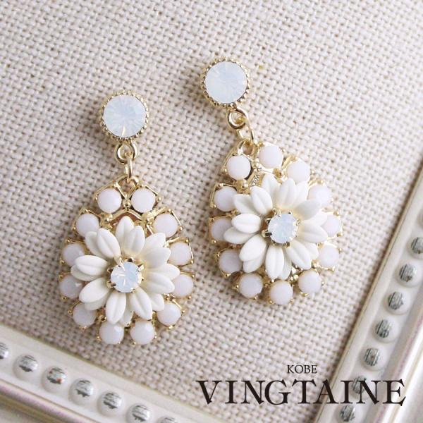 ◆ピアス・イヤリングよりお選びいただけます◆繊細なフラワーデザインが目を惹くピアス/イヤリング。周りにはフラワーと同色のホワイトストーンを配置し、さり気なく煌く存在感に仕上げました。着けるだけで、清楚で上品な印象UP！動くたびにお顔周りも明...