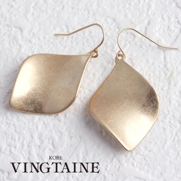 ◆ピアス・イヤリングよりお選びいただけます◆くすんだゴールドの色合いがアンティークな雰囲気を醸し出すピアス/イヤリング。シンプルながらも表面の加工＆デザインでニュアンスのある表情を見せてくれて、大人カジュアルなスタイルとの相性は抜群！日常に...