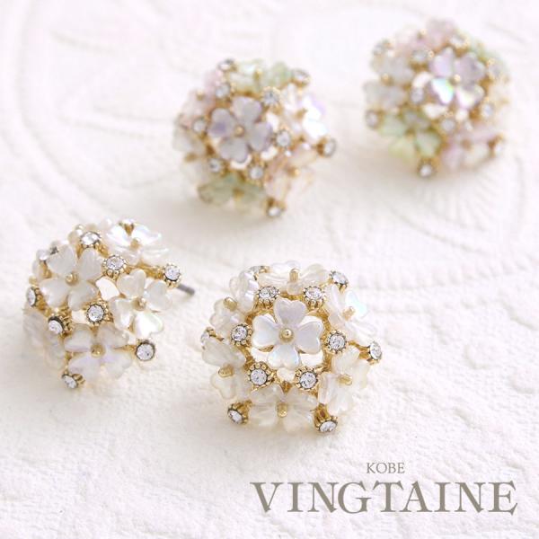 ころんとしたシルエットが愛らしいピアス・イヤリング。ブーケのように集まったお花たちが、お顔周りを明るく見せてくれます。たっぷりな存在感があるので、コーディネートのワンポイントにお勧め。サイズ▼直径1.7ｃｍ素材▼【ゴールド色】真鍮に金メッキ...