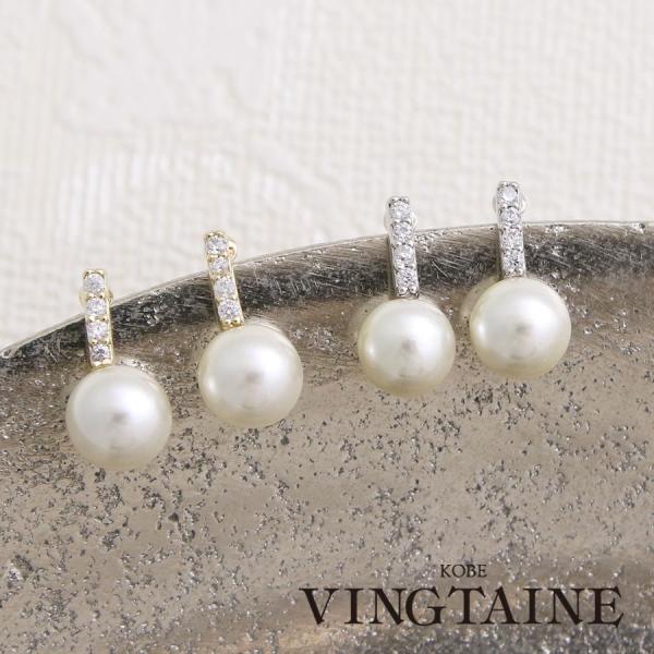 小ぶりなサイズが上品で、日常やオフィス、フォーマルなシーンまで幅広く活躍してくれるピアス。キュービックジルコニアが施された縦のシルエットで、お顔周りを華やか＆すっきりと見せてくれます。シンプルだけどさり気ないデザインが大人のスタイルにぴった...