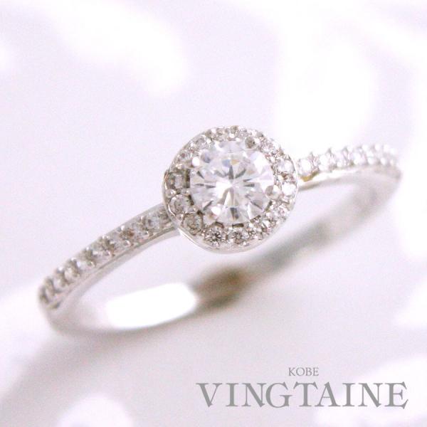 サイドからも光を取り込んで、最大限に輝きを放つハーフエタニティリング。ラウンド型のシルエットで女性らしさを、贅沢に使用したキュービックジルコニアの力強い輝きで大人の指先を演出。高級感溢れるシルバーカラーが、より輝きを引き立てます。サイズ▼ス...