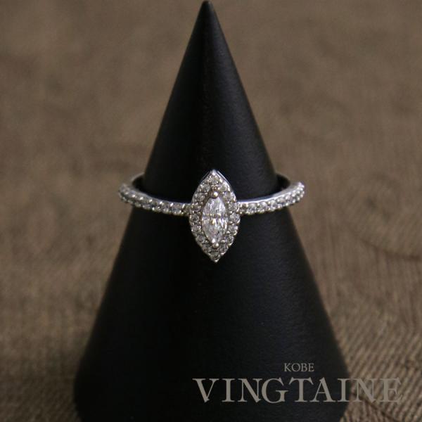 洗練されたルックスのマーキス型のビジューリング。華奢なアームが上品な指先を演出してくれます。いつもの装いにプラスするだけでぐっとエレガントな雰囲気を楽しめる一品。サイズ▼9号、11号、13号、15号アーム幅：約0.3cm素材▼真鍮にロジウム...