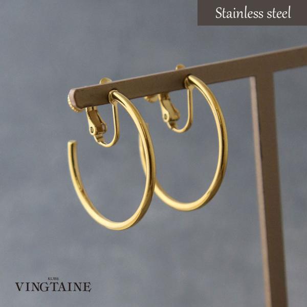 ステンレス フープイヤリング（直径3cm：ゴールド／シルバー）直径約3cmの程よい存在感が魅力。ミニマルで美しいラインが際立つ、ステンレス素材のフープイヤリングです。シンプルながらも大人の横顔を品よく引き立てるデザインは、オフィスにもプライ...