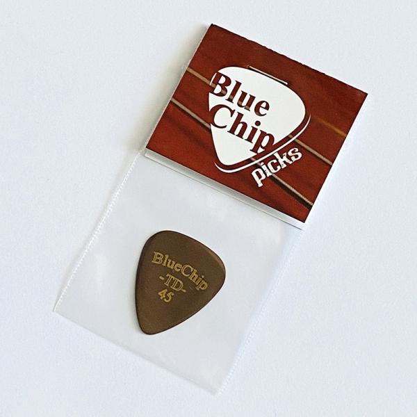 Blue Chip Picks(ブルー・チップ・ピックス)のスタンダード・ティアドロップ型フラットピック。スタンダードなティアドロップ型の「TDシリーズ」。厚みは45/1000インチ(約1.143mm)となり、手作業による右利き用のエッジ加...