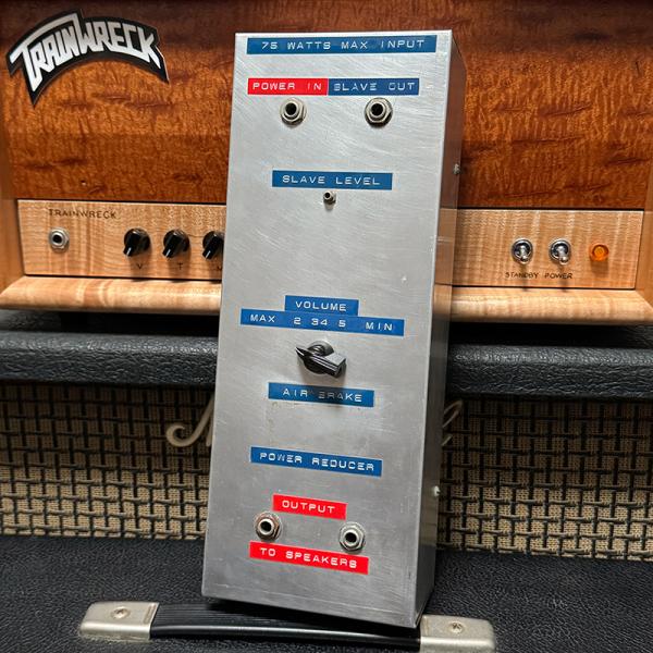 メガレア・アイテムとなるケン・フィッシャー自身が制作したオリジナルのTrainwreck Air Brake Power Reducer。ハワード・ダンブルと並びアンプビルダーの2台巨匠と称されるTrainwreck CircuitsのKe...