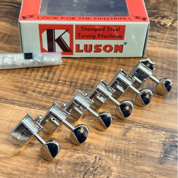 6連シングルライン・メタルボタンの現行クルーソン・デラックス・チューナー。1950年から1955年頃のStratocaster、Telecaster等に使用されたギアボックスにKlsuon Deluxe刻印のない通称"ノーライン"、"ノーロ...