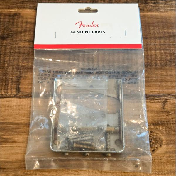 国内ショップにより後からレリック加工が施されたフェンダー純正テレキャスターブリッジの未開封中古品。クロームメッキの"PAT PEND"刻印ブリッジプレートにブラスのサドルを組み合わせたヴィンテージタイプのブリッジセットとなり、レリックモデル...