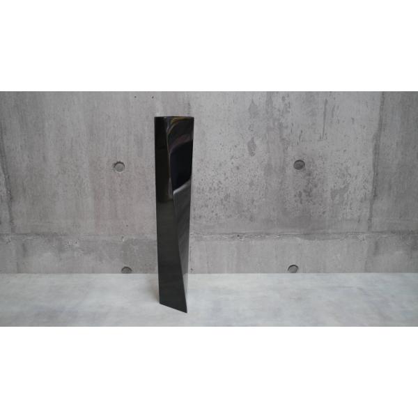 「アンビルトの女王」ザハ・ハディッドがデザインした、フラワーベース “Crevasse”黒色はシルバー色よりもより珍しいです。【商品の状態】新品・未使用品（ペイントロスがありますので、画像にてご確認ください。）女王の残したプロダクトは多くは...