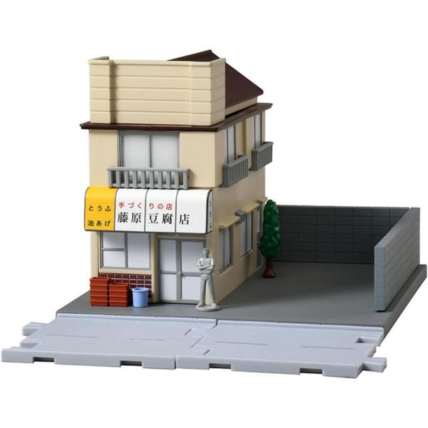 原作を極力再現した頭文字Ｄの「藤原豆腐店」がついに登場！ 文太のシルエットフィギュア１体付属。1F店舗内の電灯が点灯し、文太のシルエットが浮かび上がります。2Fの拓海の部屋がLEDライトで演出され、拓海のシルエットが浮かび上がります。建物脇...