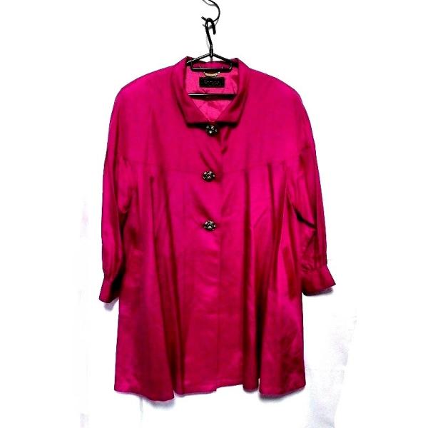 【商品名】クレモナCremona  シルク100％ ステンカラーコート 【カラー】ピンク【サイズ】サイズ表記 ： 9・ ゆき丈82(平置) ・ 身幅68 ・ 着丈88【素材】画像参照【季節の目安】冬物【コンディションレベル】AA・（良上品）...