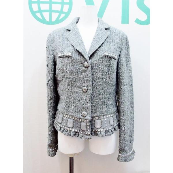 【商品名】RENATO NUCCI（レナートヌッチ）　ツイードジャケット　ビジュー 【カラー】グレー【サイズ】サイズ表記 ： 40・ 肩幅40(平置) ・ 身幅44 ・ 袖丈62 ・ 着丈56【備考】ソフト肩パッド入【素材】表地：アクリル8...